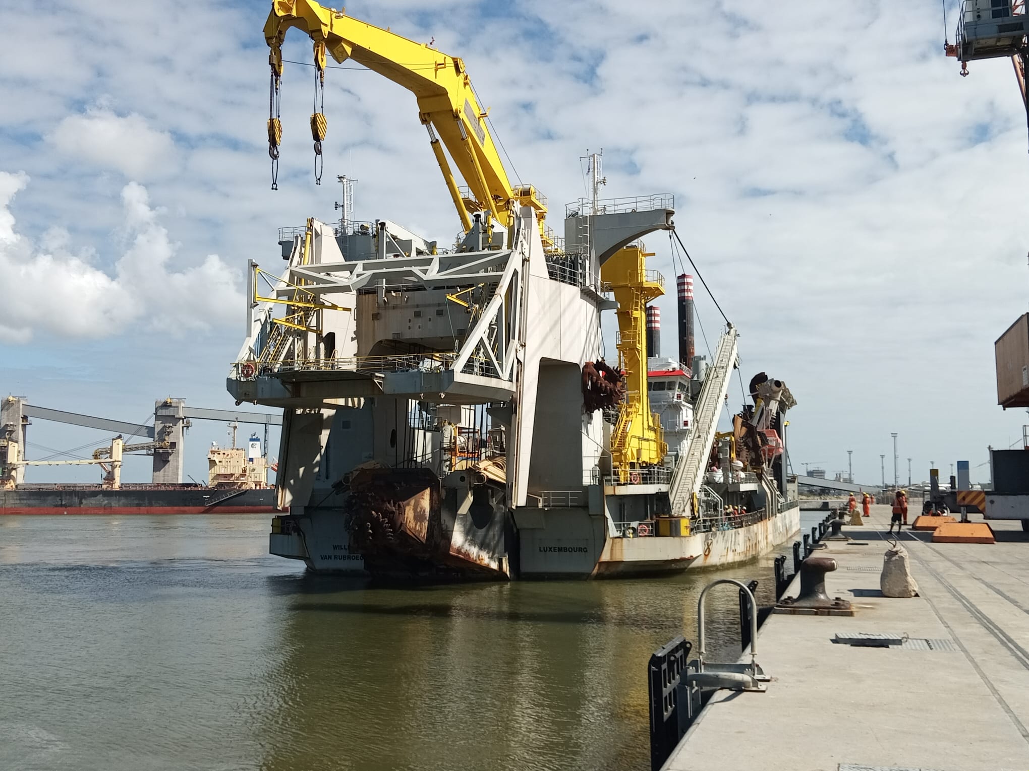 Poderosa draga de corte llegó a Montevideo para obra de TCP - ComexLatam